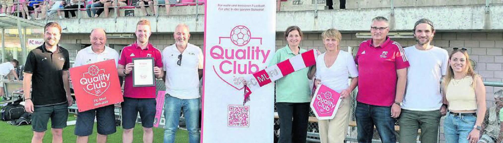 Die Beteiligten feiern die Übergabe des Labels an den FC Muri, von ...