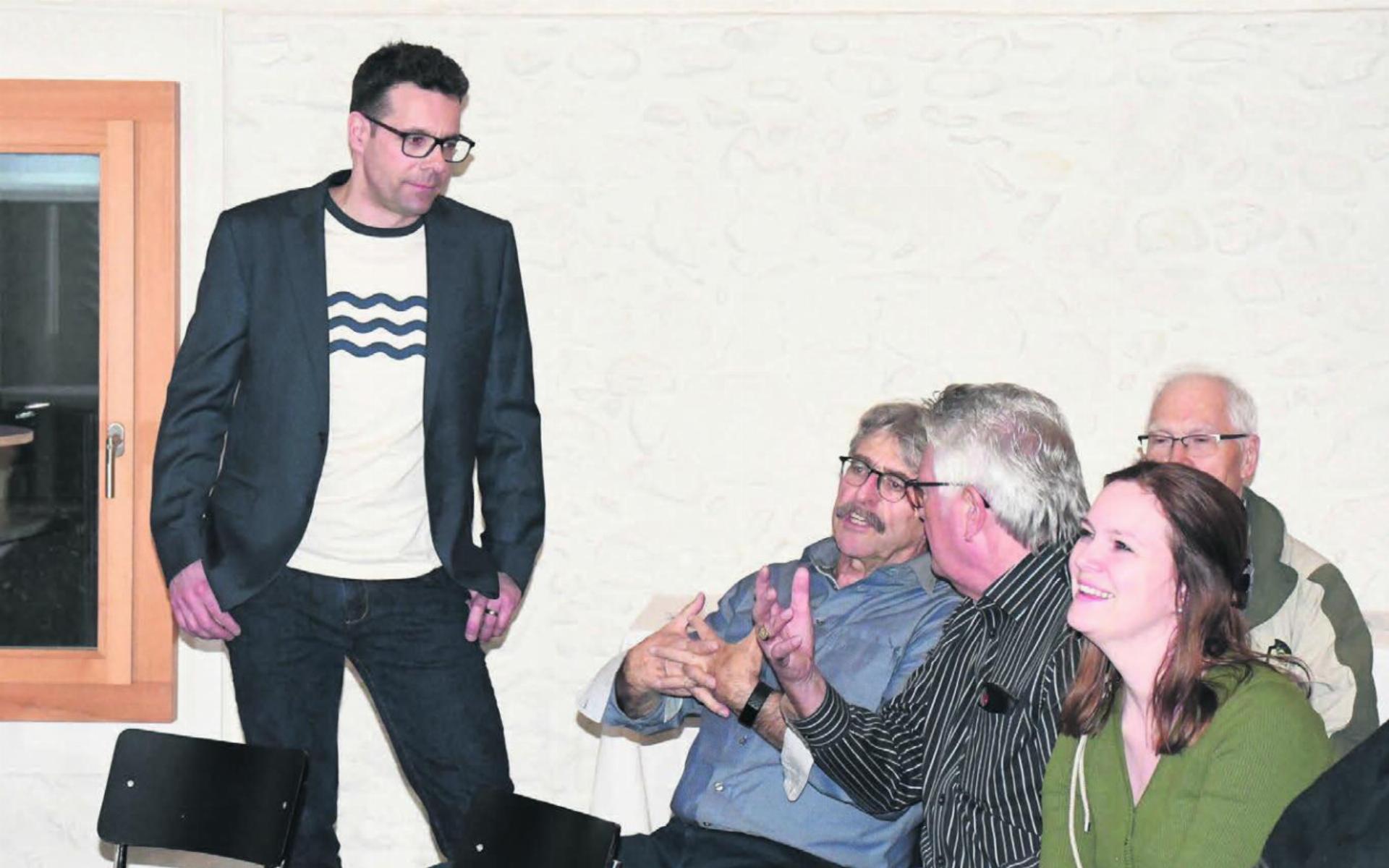 Vereinspräsident Philipp Simka im Gespräch mit Mitgliedern des jungen ...