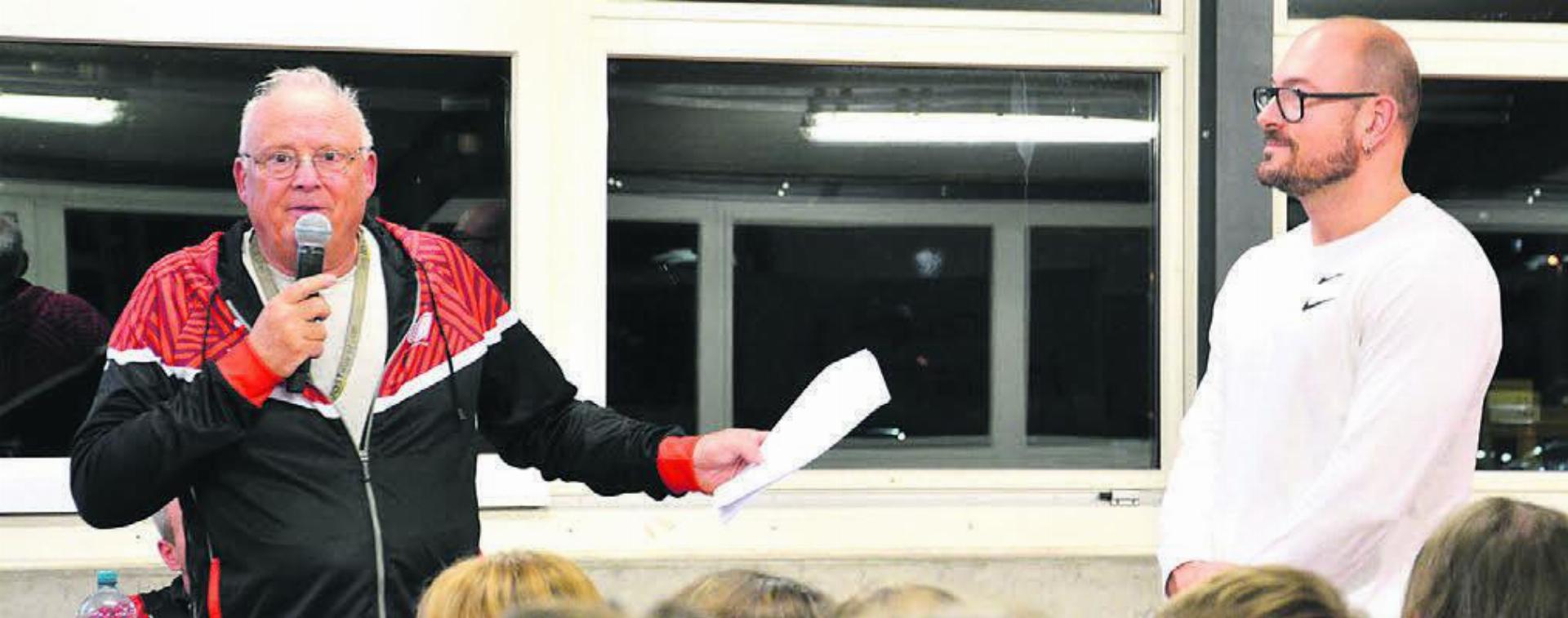 Roger Strasser (rechts) erhielt die Ehrenmitgliedschaft. Links sein ...