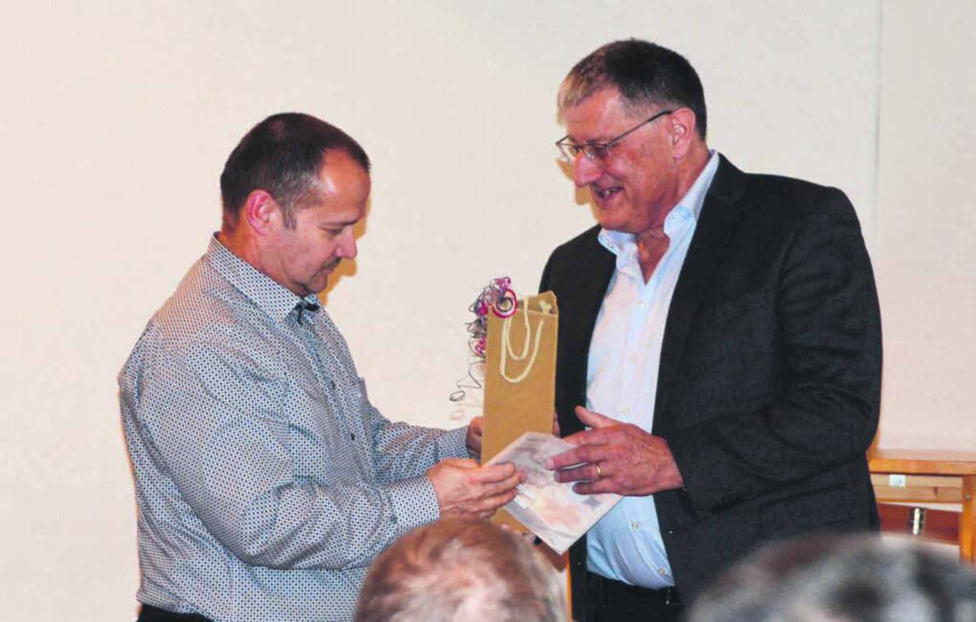 Repla-Präsident Pius Wiss (rechts) verabschiedete Stefan Balmer nach vielen Jahren aus dem ...