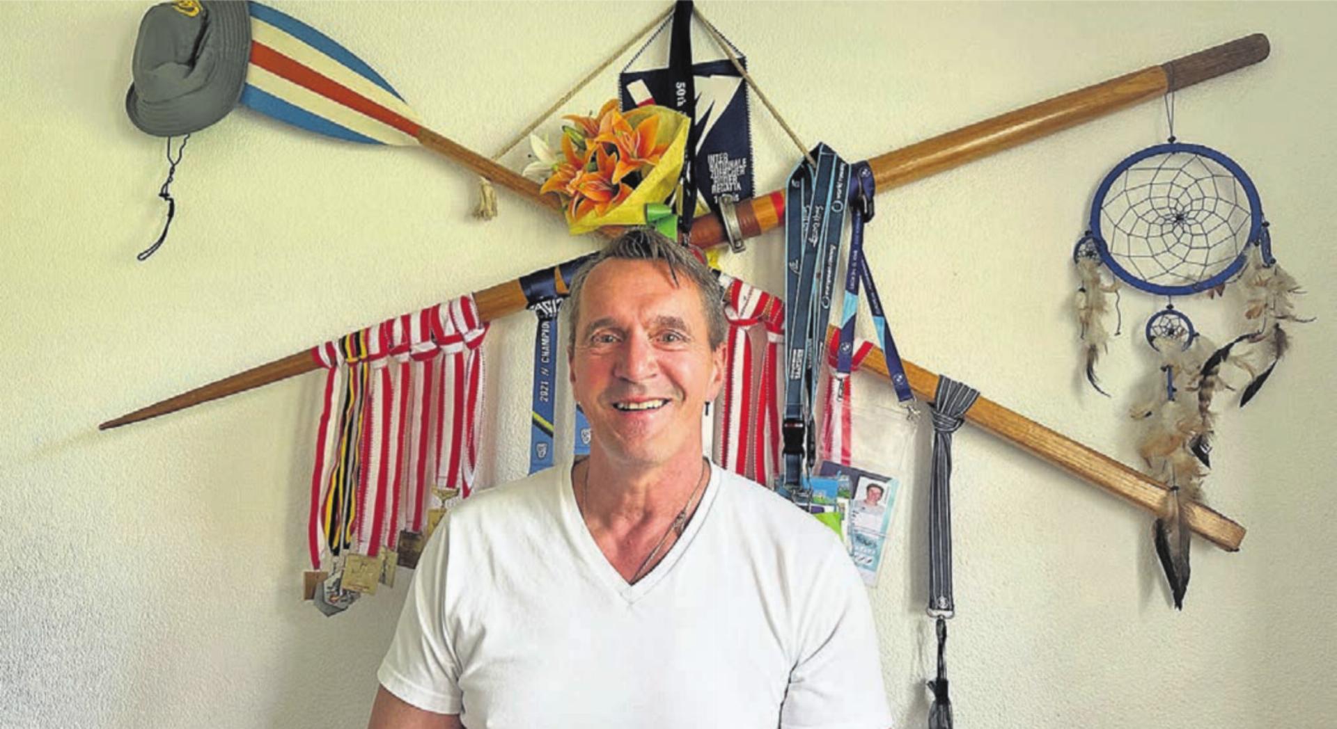 Stolz posiert Tomas Roth vor den sportlichen Errungenschaften seines ...