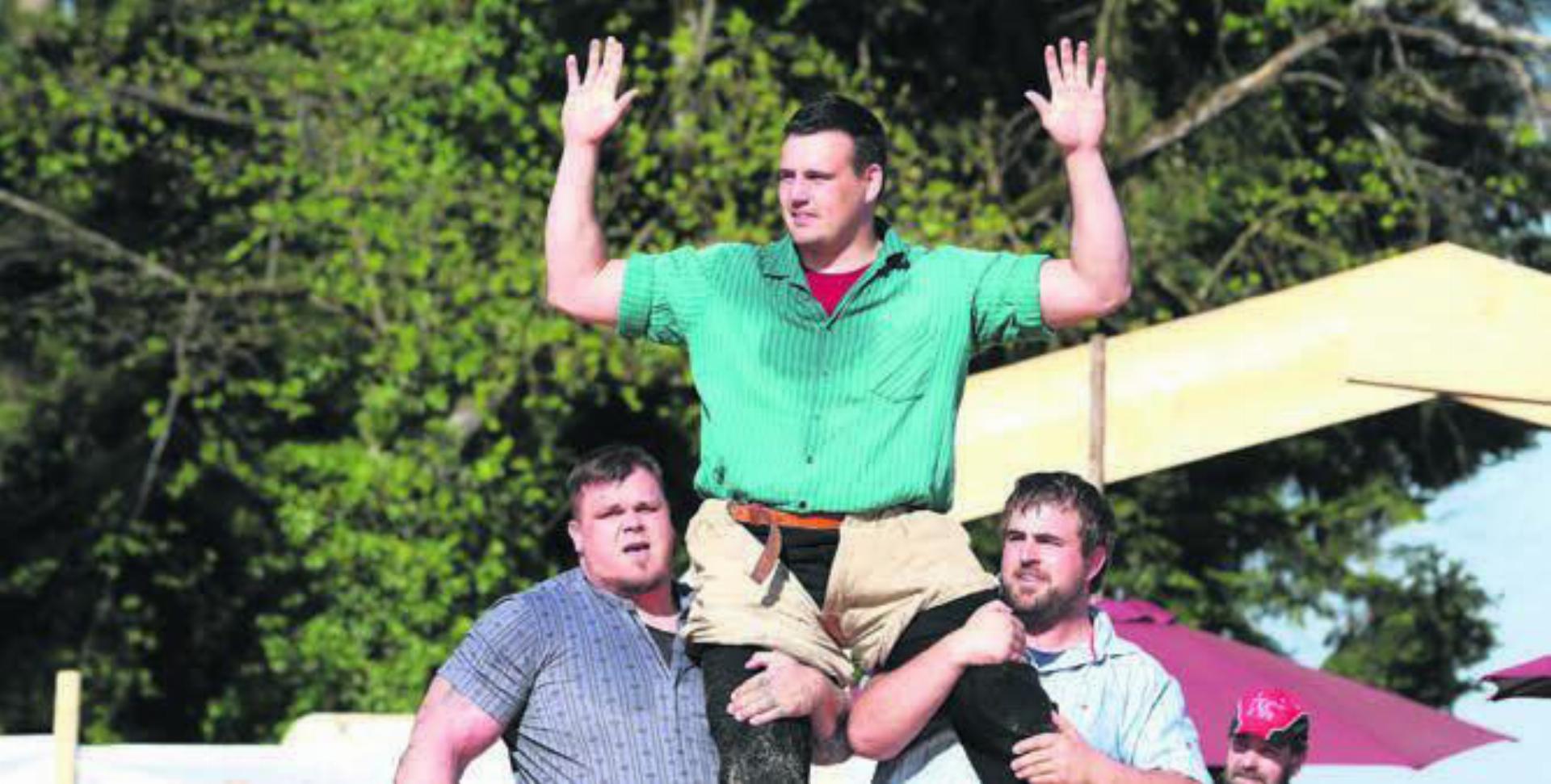 Joel Strebel siegt. Sein Schlussgang-Gegner Patrick Räbmatter (links ...